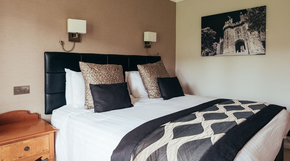 Sunday Serenity – Relaxing Swim & Sunday Lunch Experience