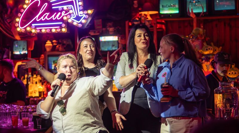 90s Karaoke Rooms - Bunga 90